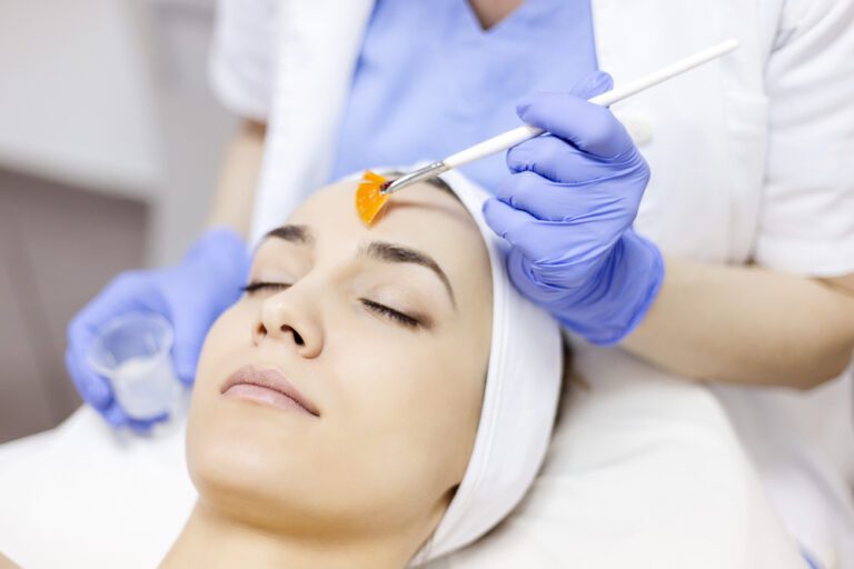 Peeling físico: indicações e como funciona? - Dra. Maria Claudia